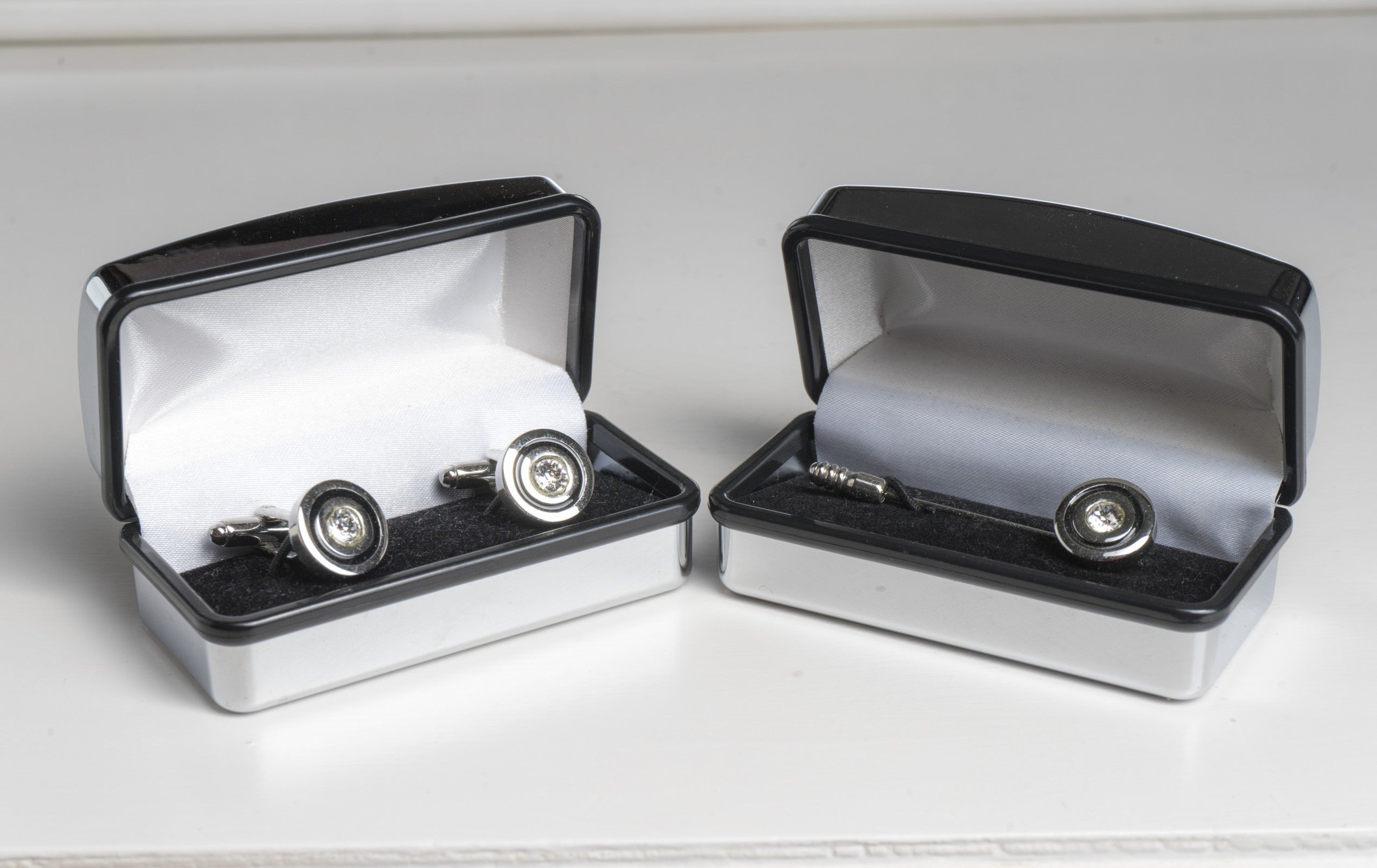 cufflink and black pin – Reme Antón Modas