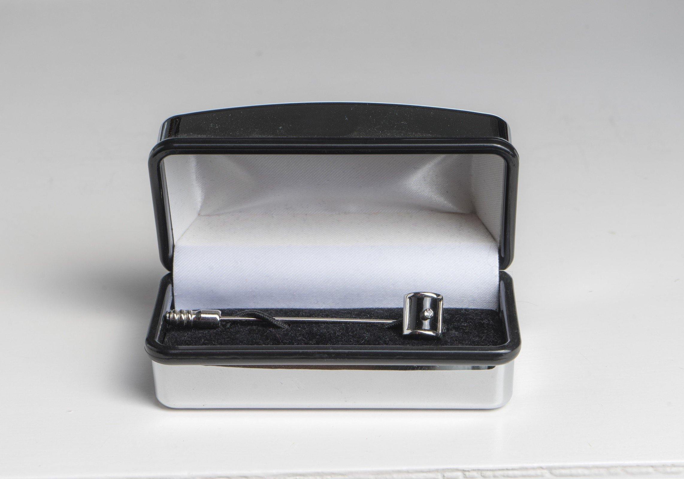 black square pin – Reme Antón Modas